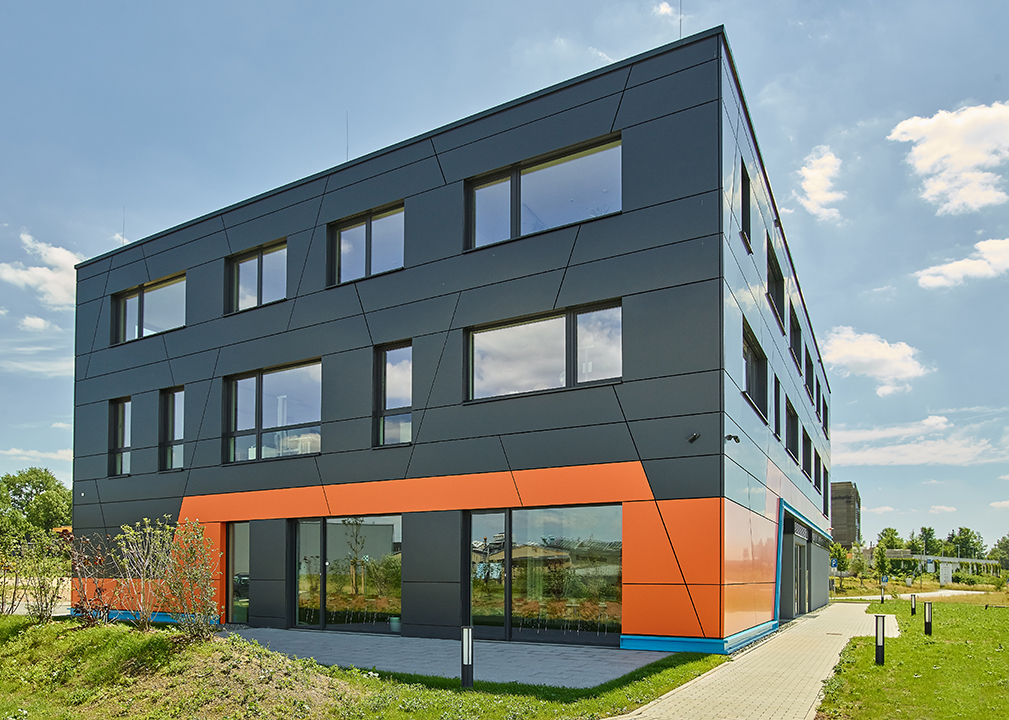 New main building as a gift on the 15th anniversary of 3D-Micromac AG ...